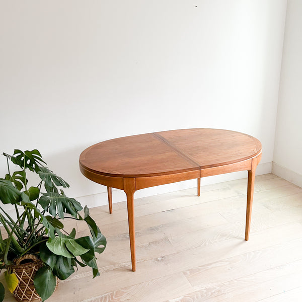 Oval dining table with 2 leaves store